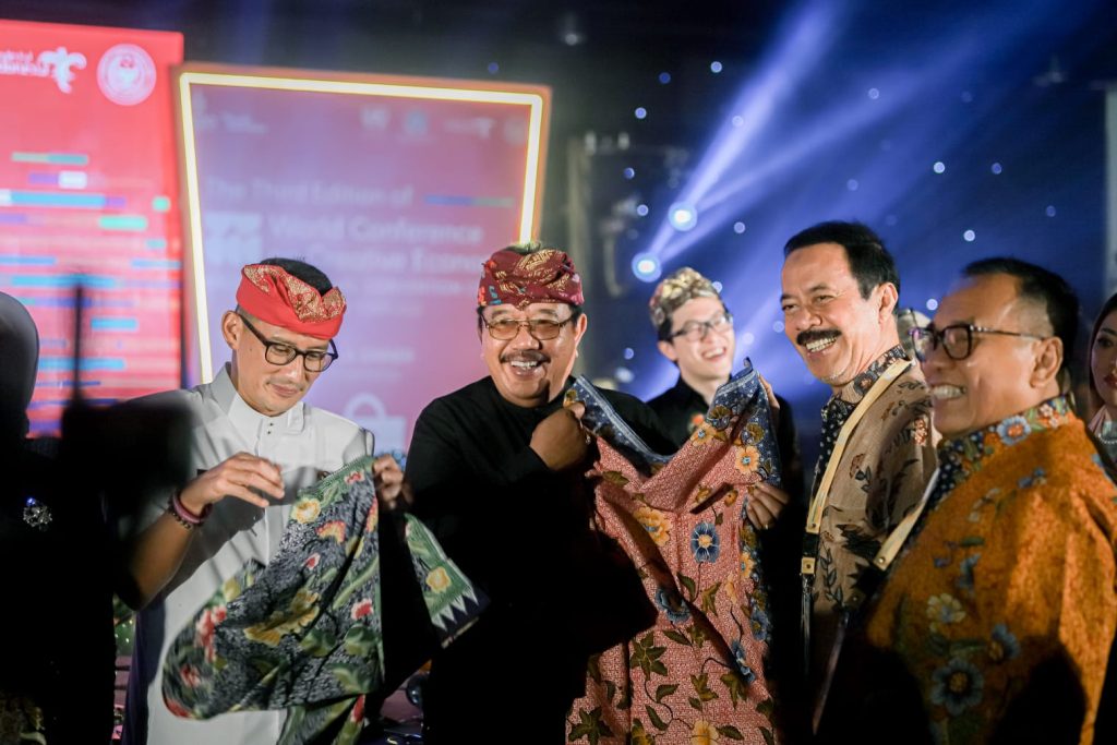 HADIR KE BALI, SANDIAGA UNO PROMOSIKAN BATIK PAMEKASAN DI HADAPAN PERWAKILAN NEGARA - Nusantara ...