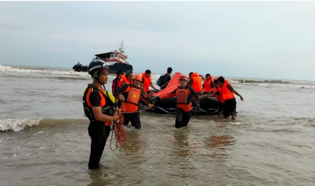 Polisi Bersama Basarnas Berhasil Selamatkan Kru Kapal Tug Boat ...