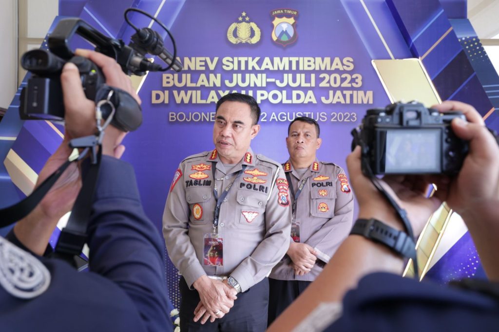 Polda Jatim Klarifikasi Video Viral Pengurusan SIM di Gresik ...