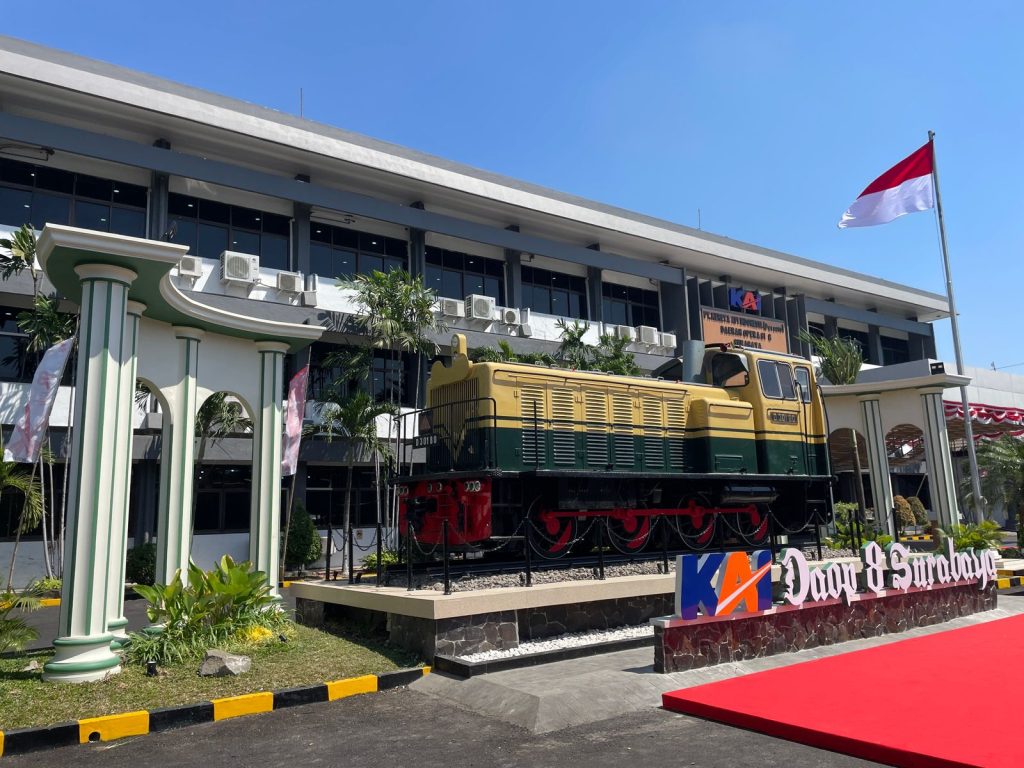 KAI Resmikan Monumen Lokomotif D 301 80 Kantor KAI Daop 8 Surabaya - Nusantara Jaya News