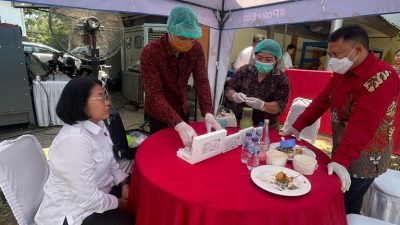 Team Keslap Biddokkes Polda Bali , dan team food scurity Memberikan dukungan kesehatan dan ...