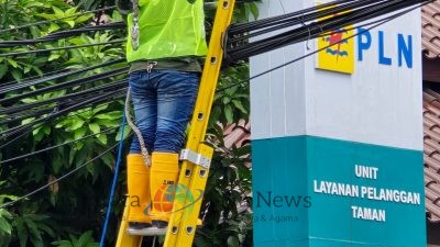 PLN Icon Plus Melakukan Perapihan Kabel di Tiang PLN di depan Kantor ...