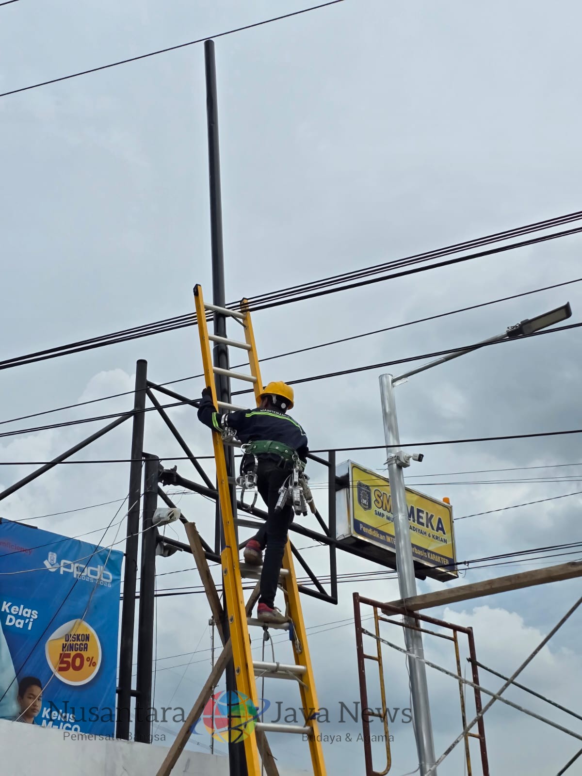PLN Icon Lakukan Perapihan dan Pendataan kabel ilegal di Tiang PLN Kota Sidoarjo, Demi Estetika ...