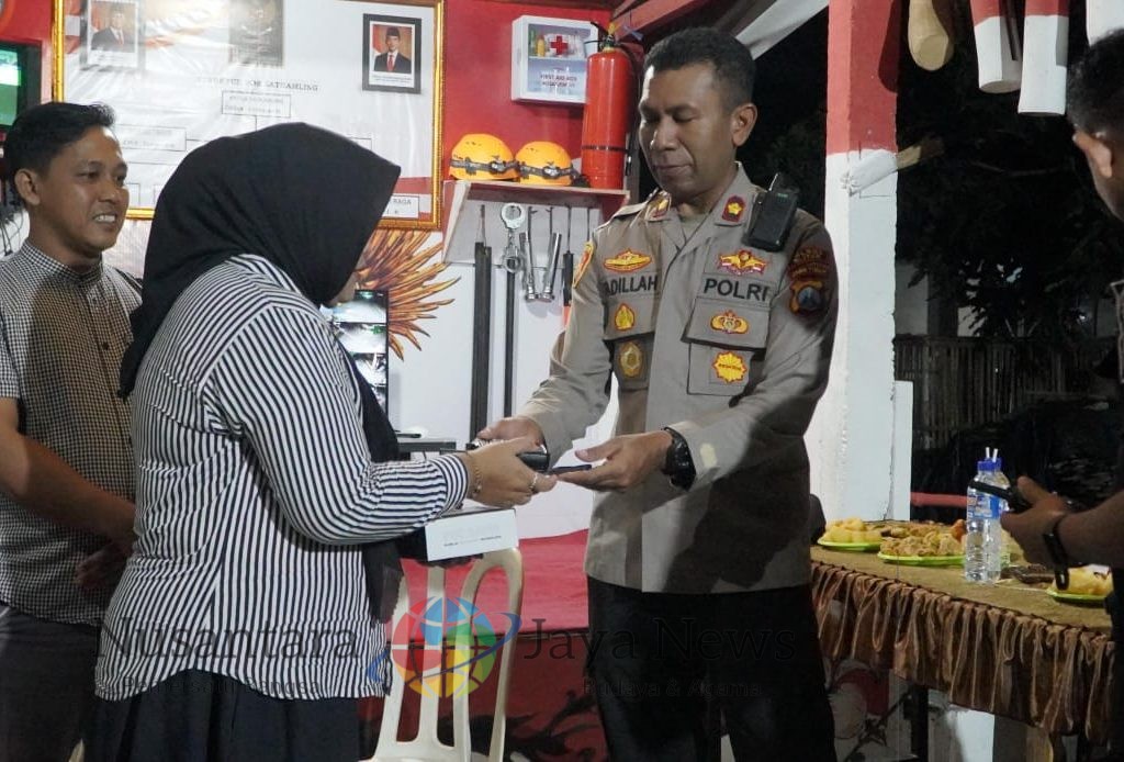 Polres Blitar Kabupaten Memberikan Sarana Kontak Berupa HT Kepada POS ...